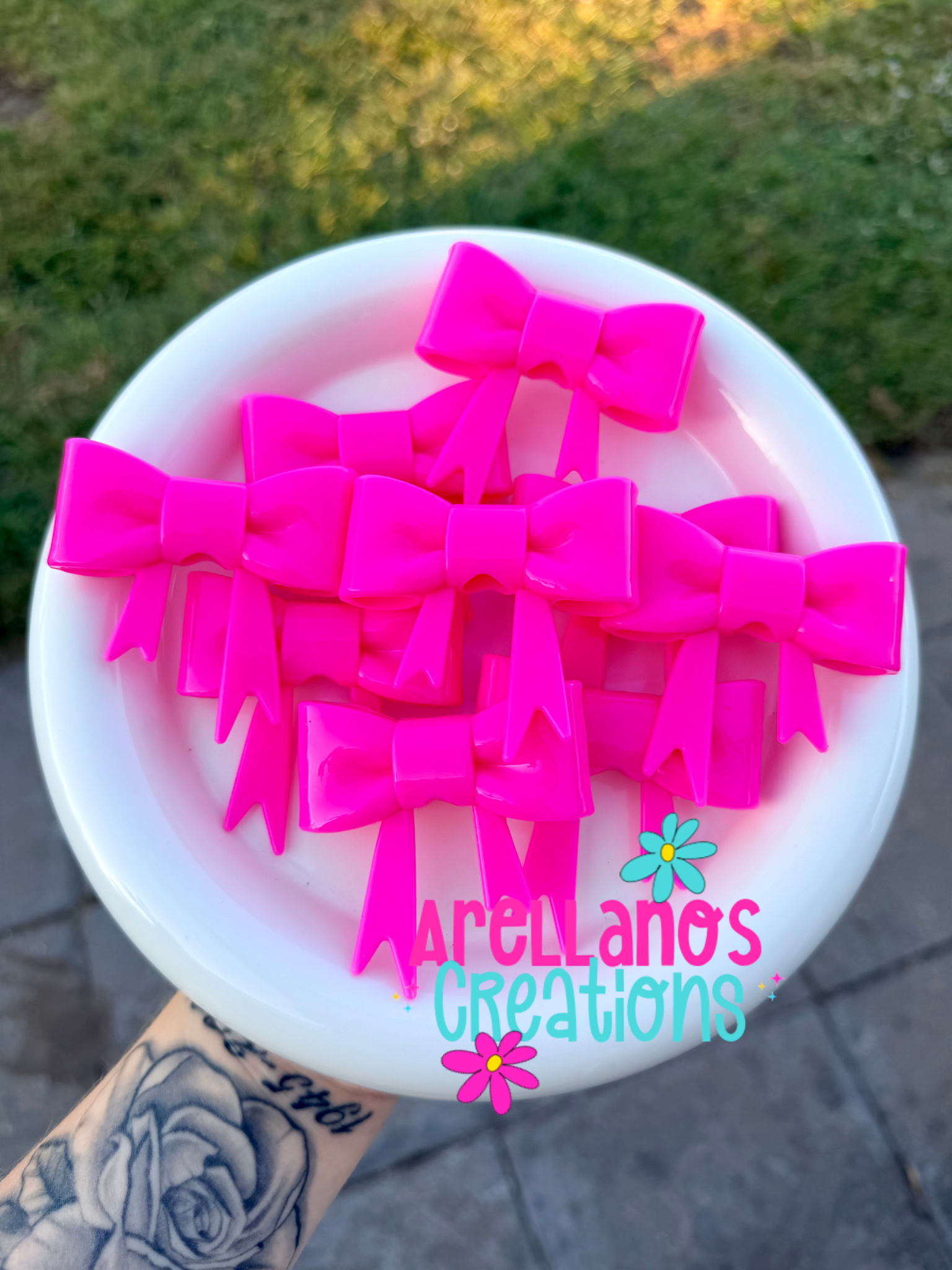 #153 poppin pink shiny large bow FOCAL – Arellanos Creations