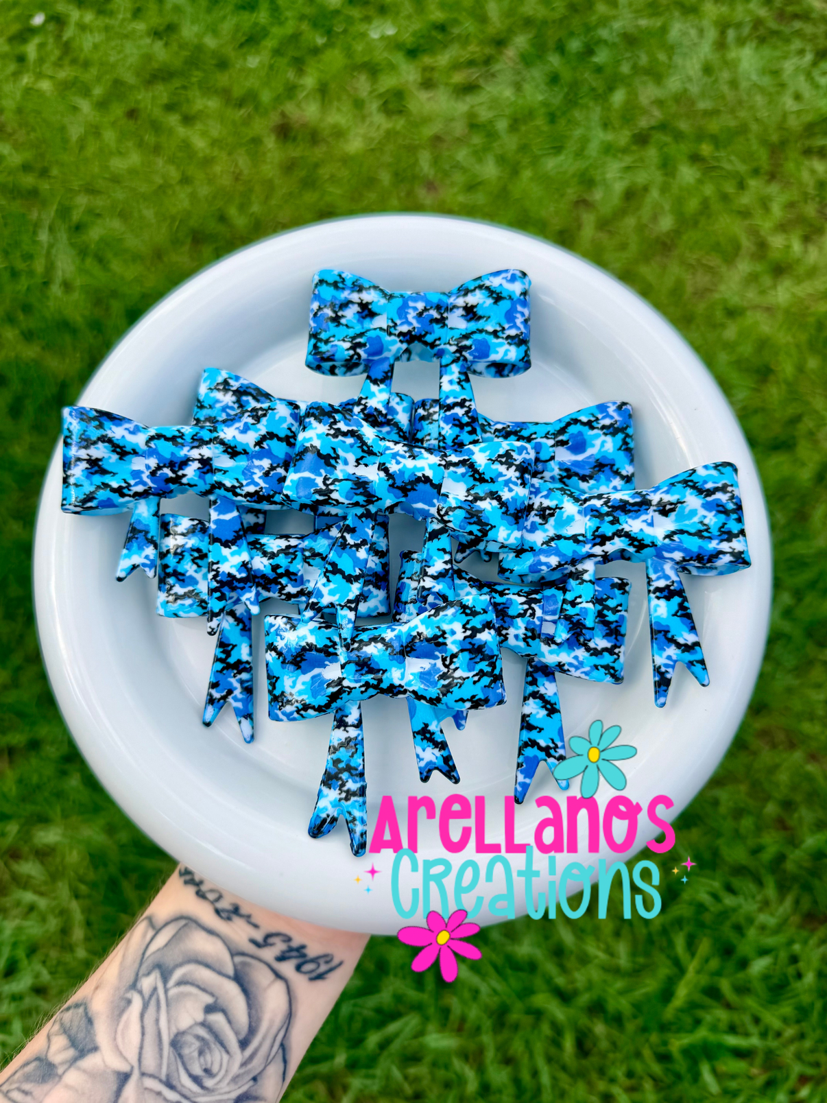 #134 blue camouflage large shiny bow FOCAL – Arellanos Creations